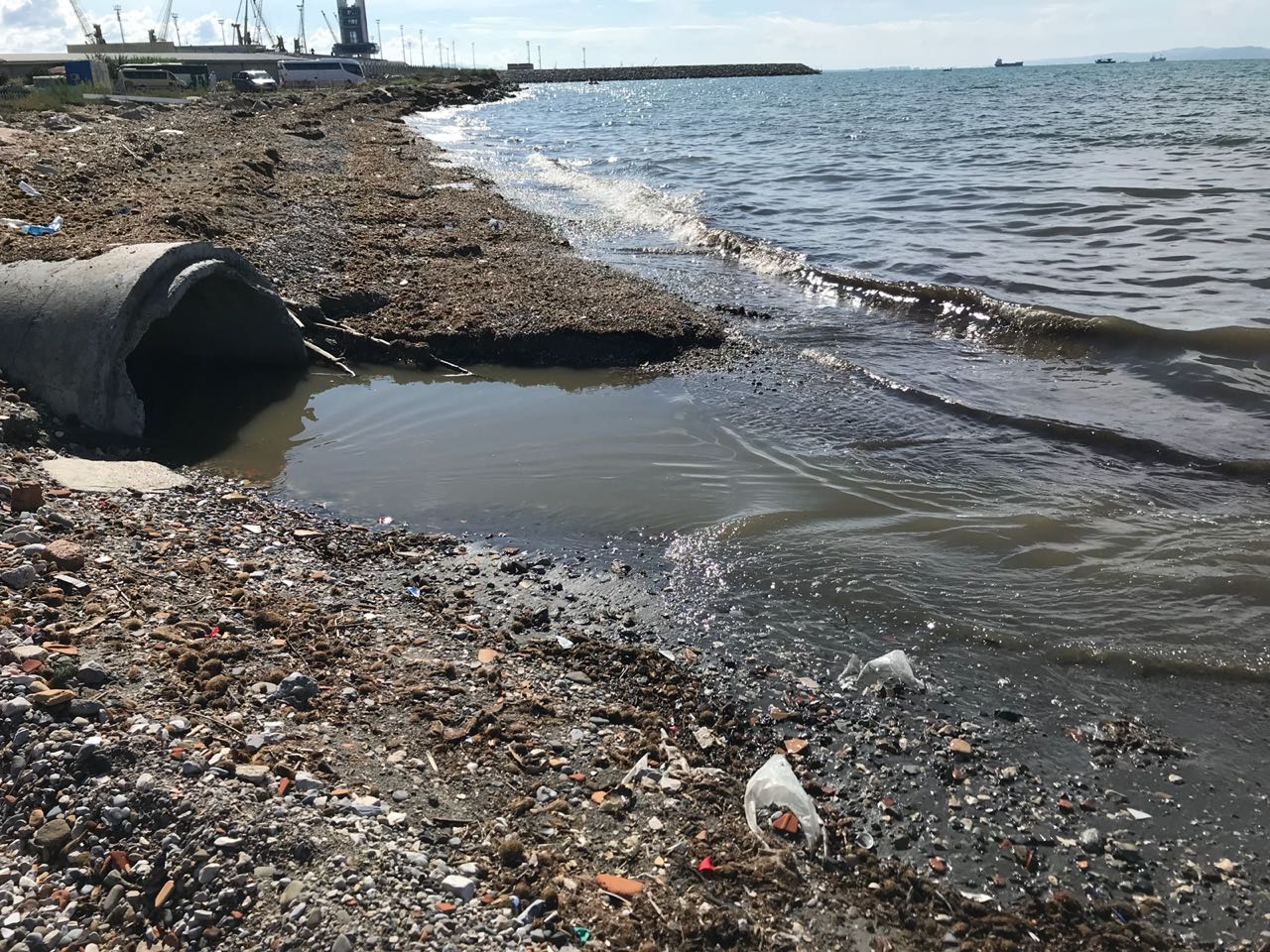 Foto e video/ Situata alarmante, ujrat e zeza derdhen në det në Durrës ...
