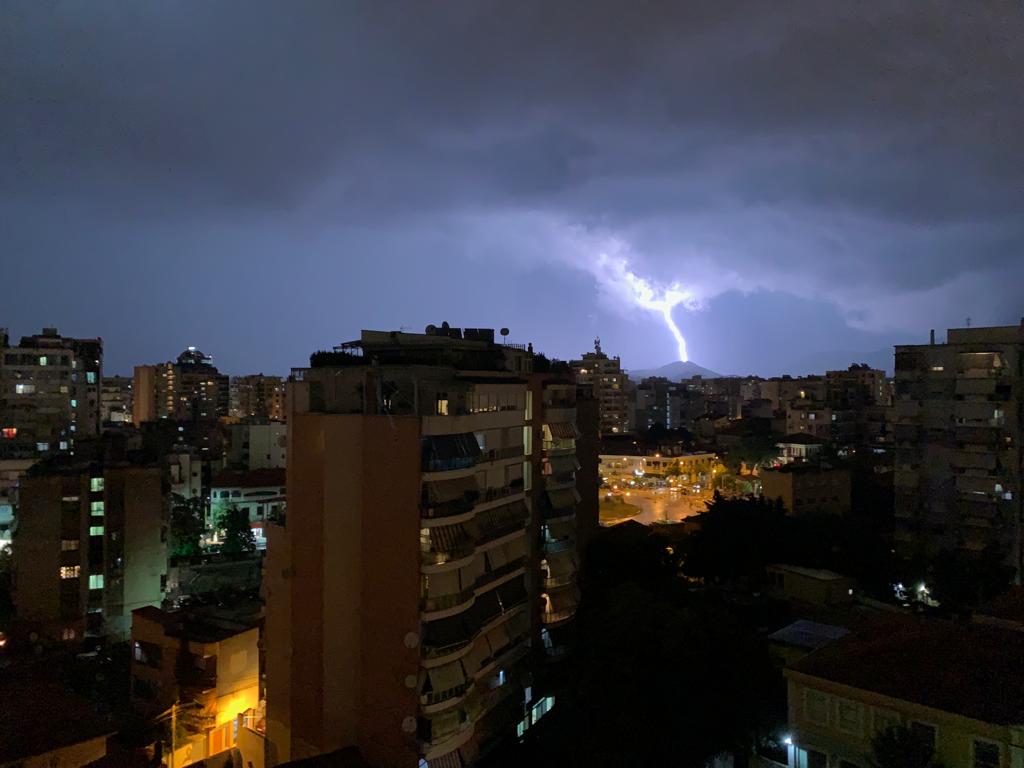 Stuhi ere dhe shiu në Tiranë! - Ngjarjet e Ditës Stuhi ere dhe shiu në Tiranë! - Ngjarjet e Ditës