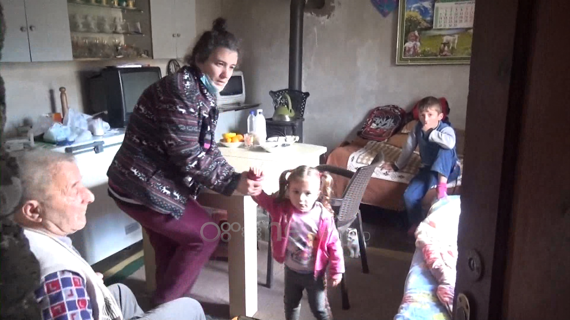 Pak dritë dhe ushqim për Vitin e Ri, familja në Elbasan jeton si “në ...