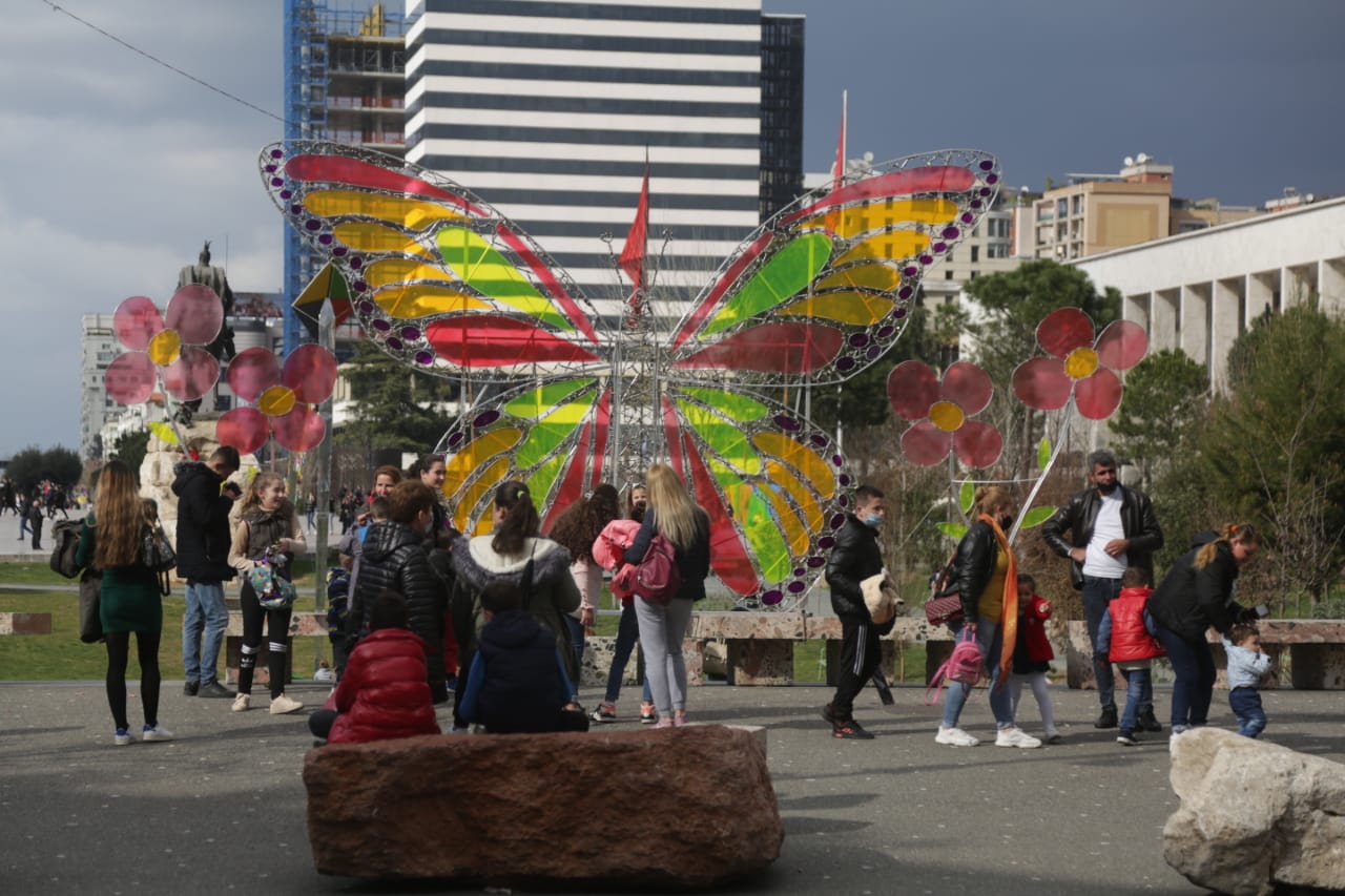 Dita e Verës bën qytetarët të harrojnë Covid-19, festime në rrugët e Tiranës - Vendi