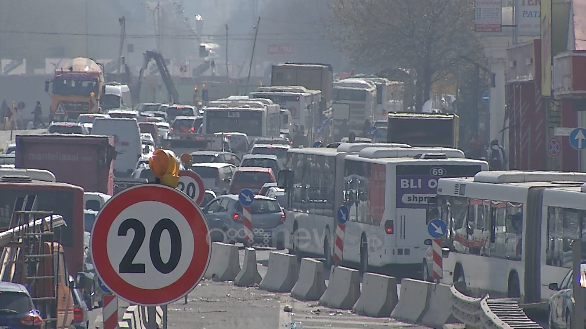 Trafiku, "buka" e përditshme në Tiranë - Vendi