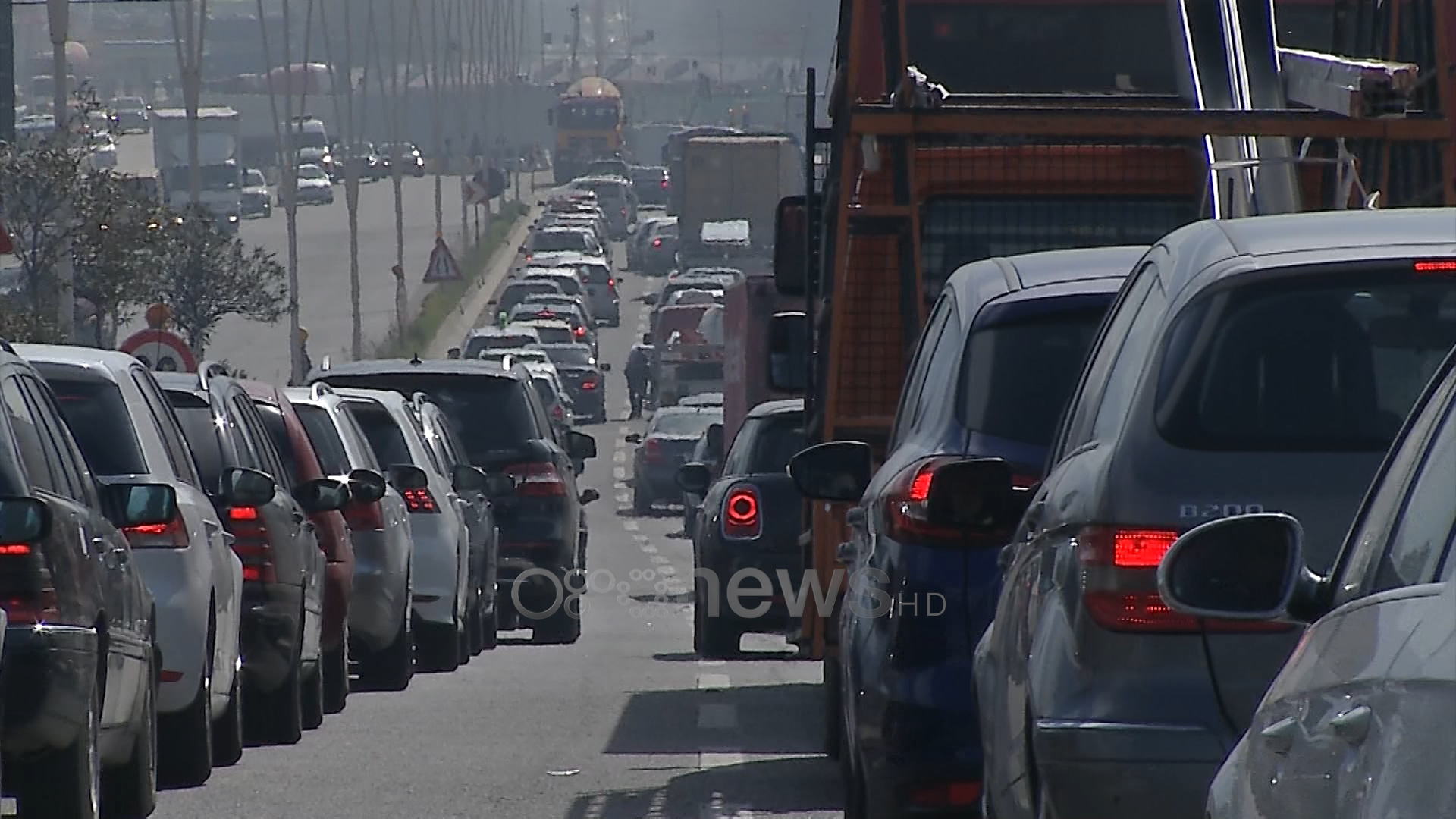 Trafiku, "buka" e përditshme në Tiranë - Vendi