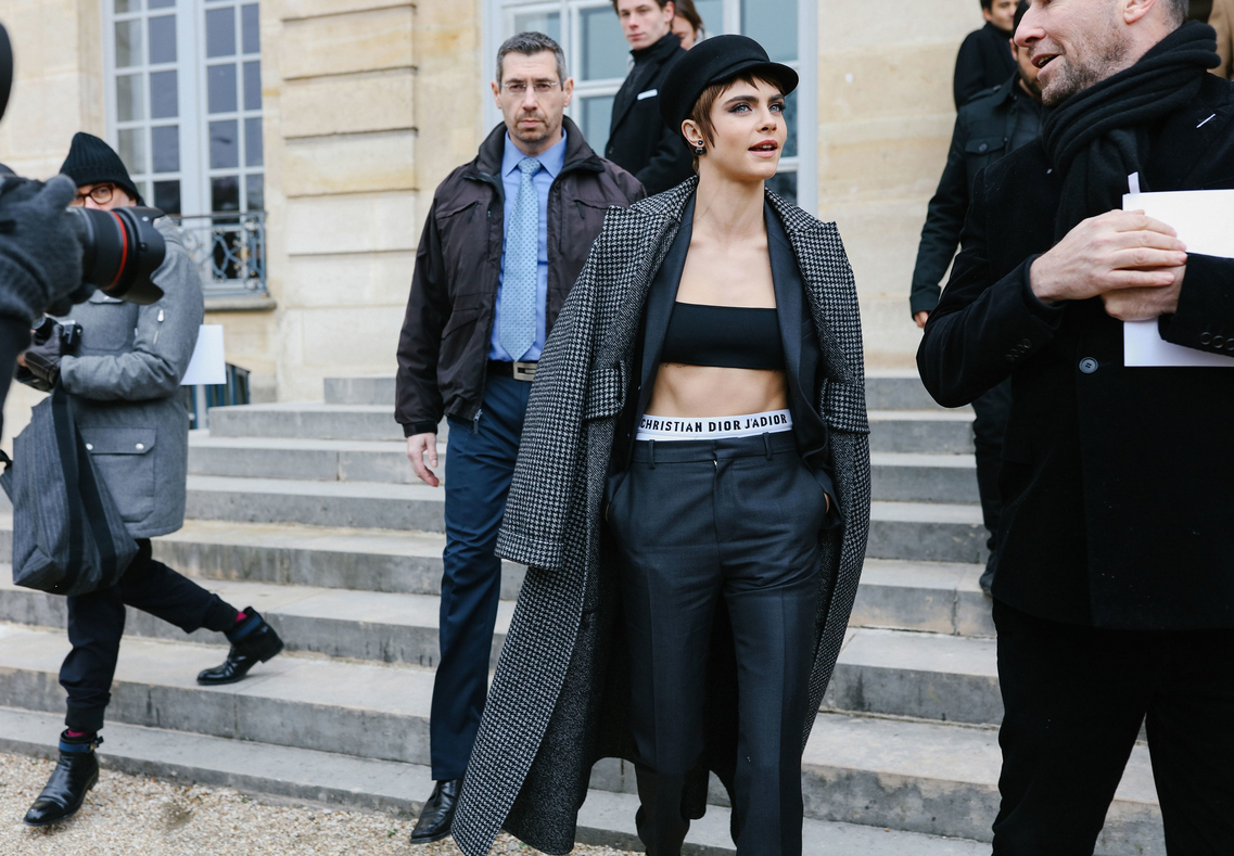 Po! Bie borë dhe në rrugët e Parisit vishen me fustane të holla tyli ...