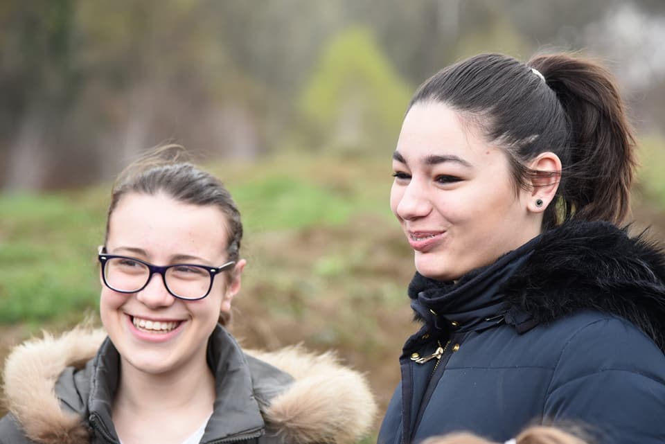 Një manjolë për nënën! Fëmijët e gjyqtares Fildez Hafizi mbjellin pemë ... Një manjolë për nënën! Fëmijët e gjyqtares Fildez Hafizi mbjellin pemë ...