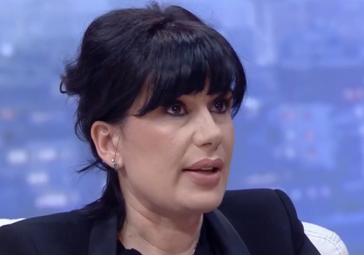 Vajza e Hajrie Rondos: Si u rritëm në prapaskenë dhe si e përballuam ...