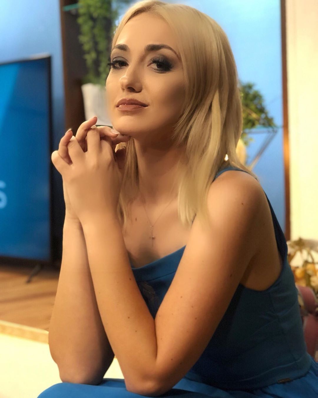 Gra që duan kryqin dhe rasti i Anita Haradinaj që u kryqëzua për të ... Gra që duan kryqin dhe rasti i Anita Haradinaj që u kryqëzua për të ...
