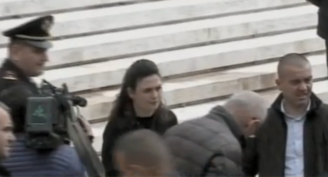 Përfaqësuesja e kryeministrisë del në terren dhe fton minatorët brenda ...