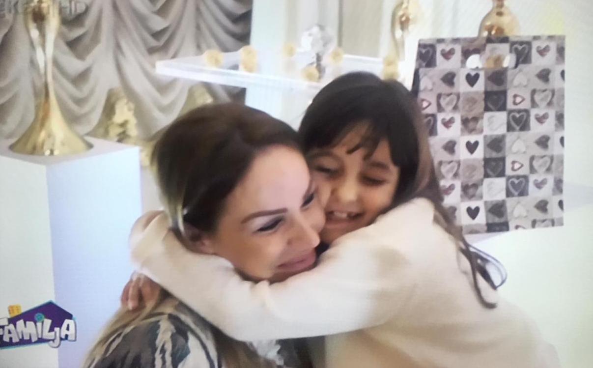 Fjongo rozë për herë të katërt, festë surprizë për gazetaren në pritje ...