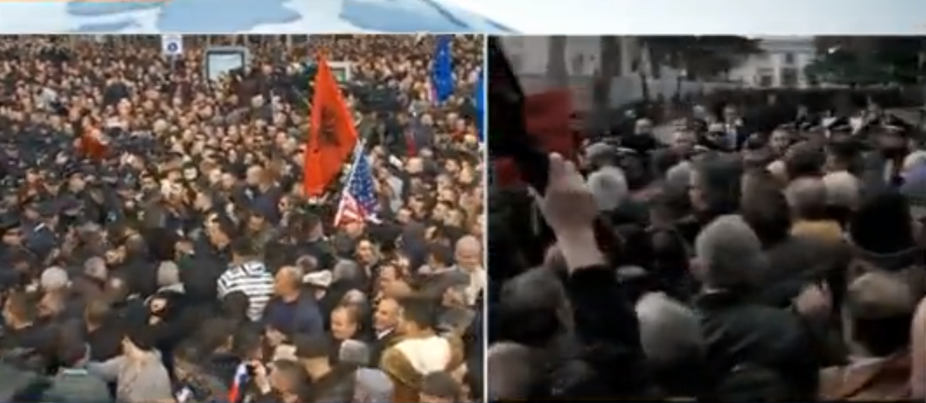 Tensione brenda dhe jashtë Kuvendit/ Protestuesit hedhin tymuese ... Tensione brenda dhe jashtë Kuvendit/ Protestuesit hedhin tymuese ...