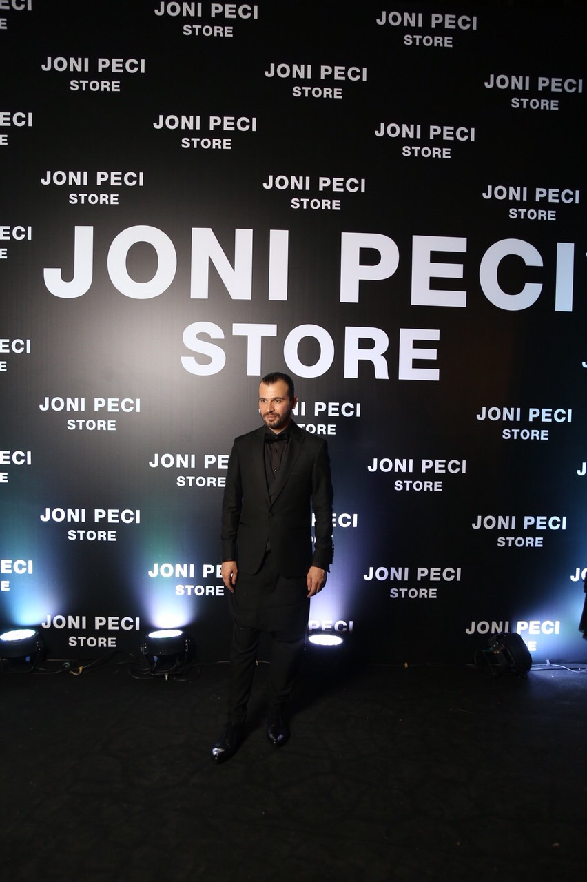 Joni Peçi, stilisti që jeton gabimisht në Tiranë - Showbiz