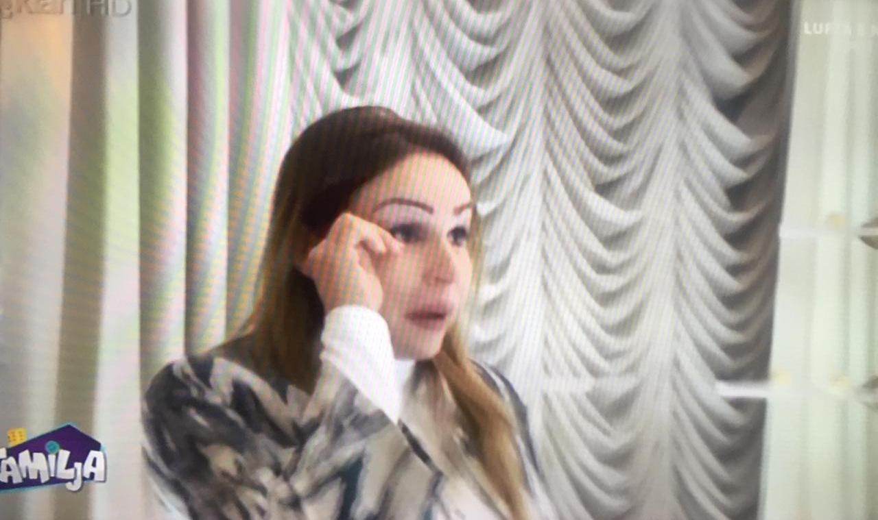 Fjongo rozë për herë të katërt, festë surprizë për gazetaren në pritje ...