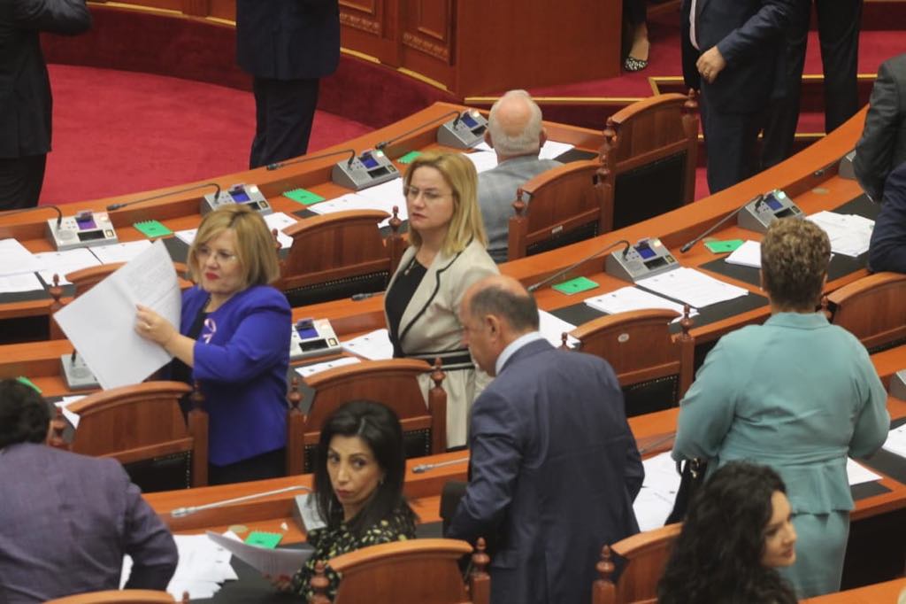 Foto/Deputetët dhe ministrat e dhanë mesazhin me një fjongo rozë ...