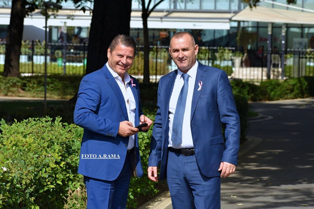 Foto/Deputetët dhe ministrat e dhanë mesazhin me një fjongo rozë ...