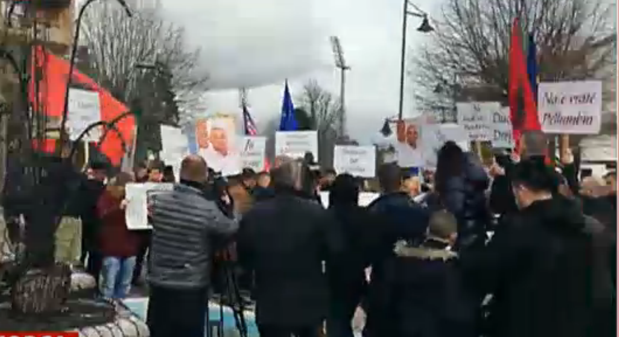 Protesta për të drejtat e të burgosurve shqiptarë në Greqi që kërkon ...