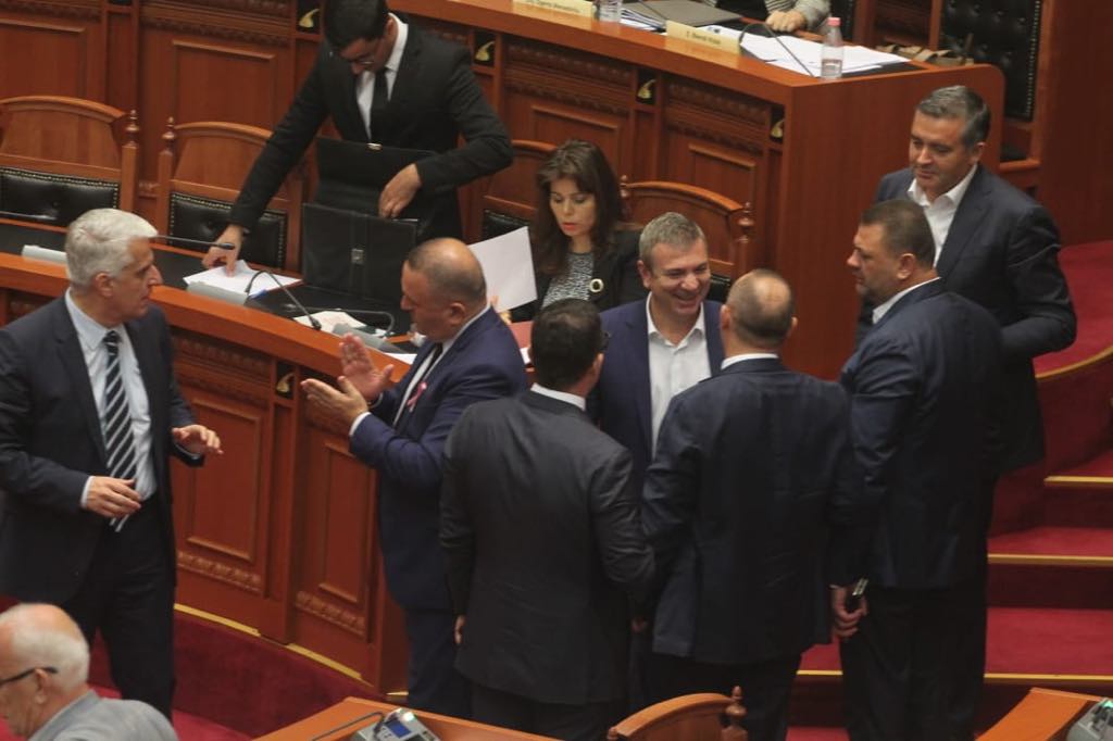 Foto/Deputetët dhe ministrat e dhanë mesazhin me një fjongo rozë ...