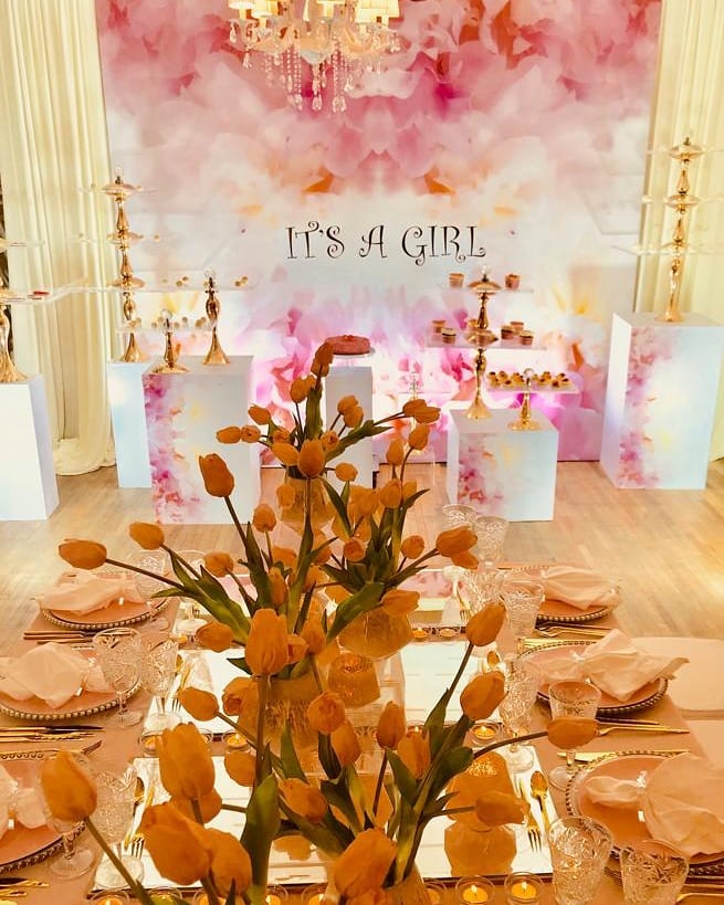 Fjongo rozë për herë të katërt, festë surprizë për gazetaren në pritje ...