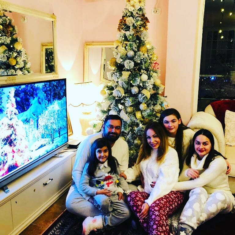 Fjongo rozë për herë të katërt, festë surprizë për gazetaren në pritje ...